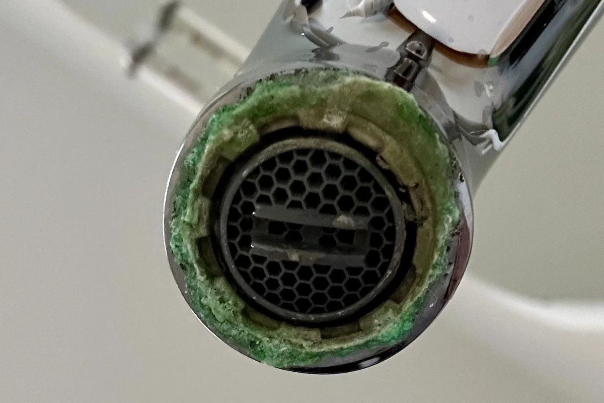Comment enlever le vert-de-gris sur un robinet facilement et efficacement